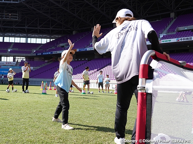 JFA マジカルフィールド Inspired by Disney ファミリーサッカーフェスティバル “ファーストタッチ プレミアム” 開催 ...